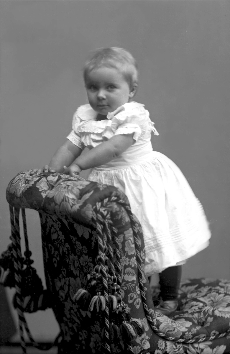 Barneportrett av Erika/Erica Mathiesen. Antakelig datter av Haaken og ...