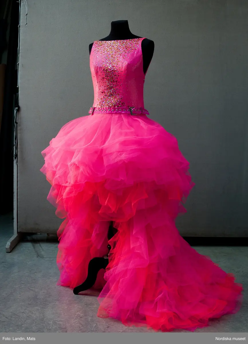 Klänning av Lars Wallin i rosa tyll, inv nr NM.0331120 märkt "LARS ...