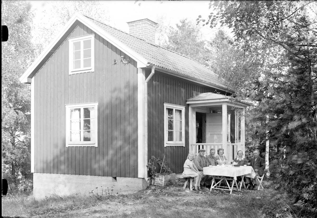 Johan Jansson och familjerna Foghelin vid Johan Janssons stuga i ...