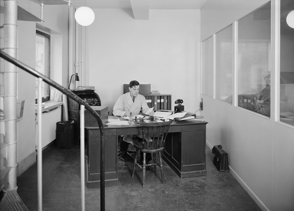 Man vid skrivbord, AB Eric Lindvall, Kungsgatan, Uppsala 1940 ...