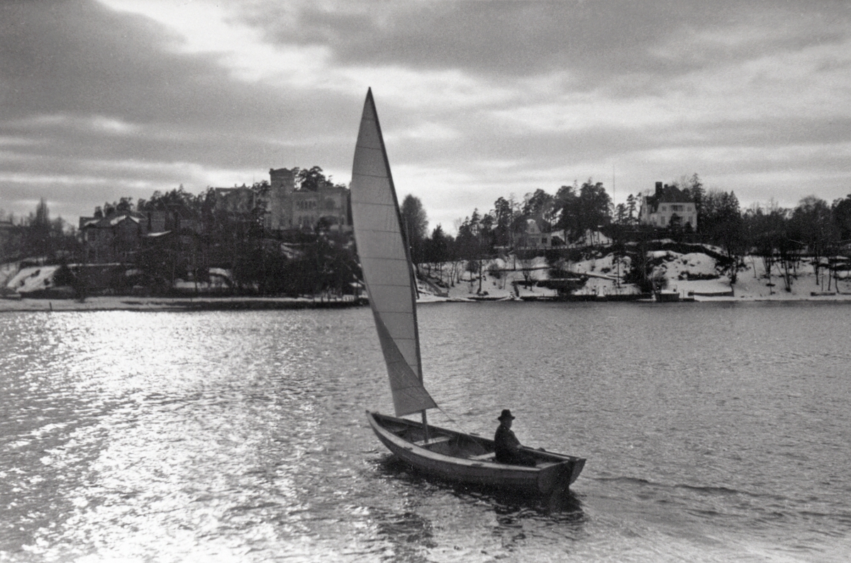 Oslojolle i Frognerkilen, med Oscarshall i bakgrunnen ...