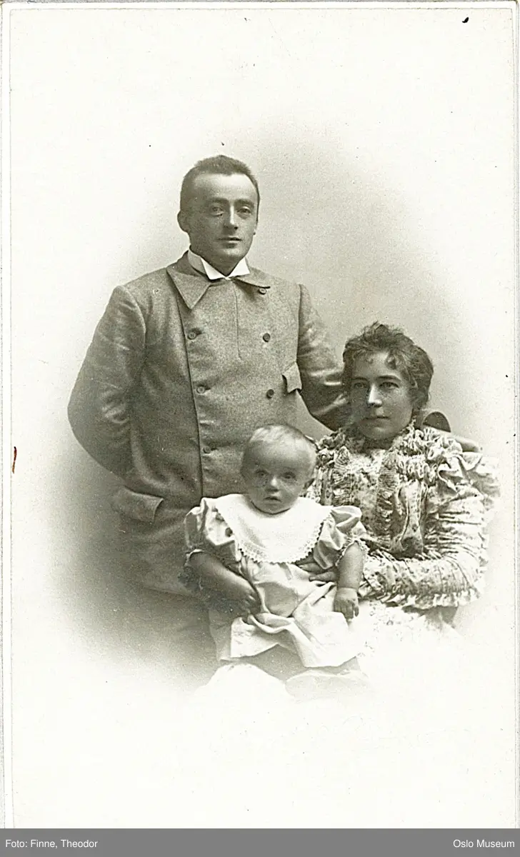 Marie og Victor Ihlen med sønnen Nils Victor. - Oslo Museum ...