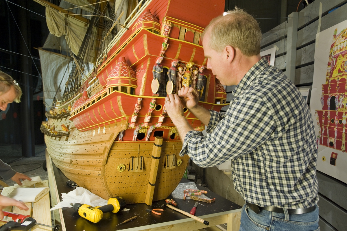 Bemålningen av Vasa-modellen i skala 1:10. Modellbyggarna Jan Claesson ...