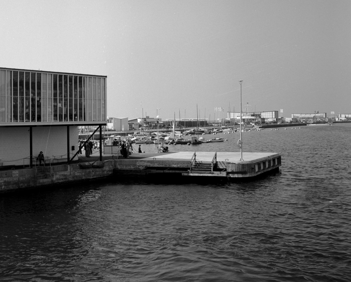 H55, Helsingborgsutställningen Exteriör. Parapeten med vatten i ...