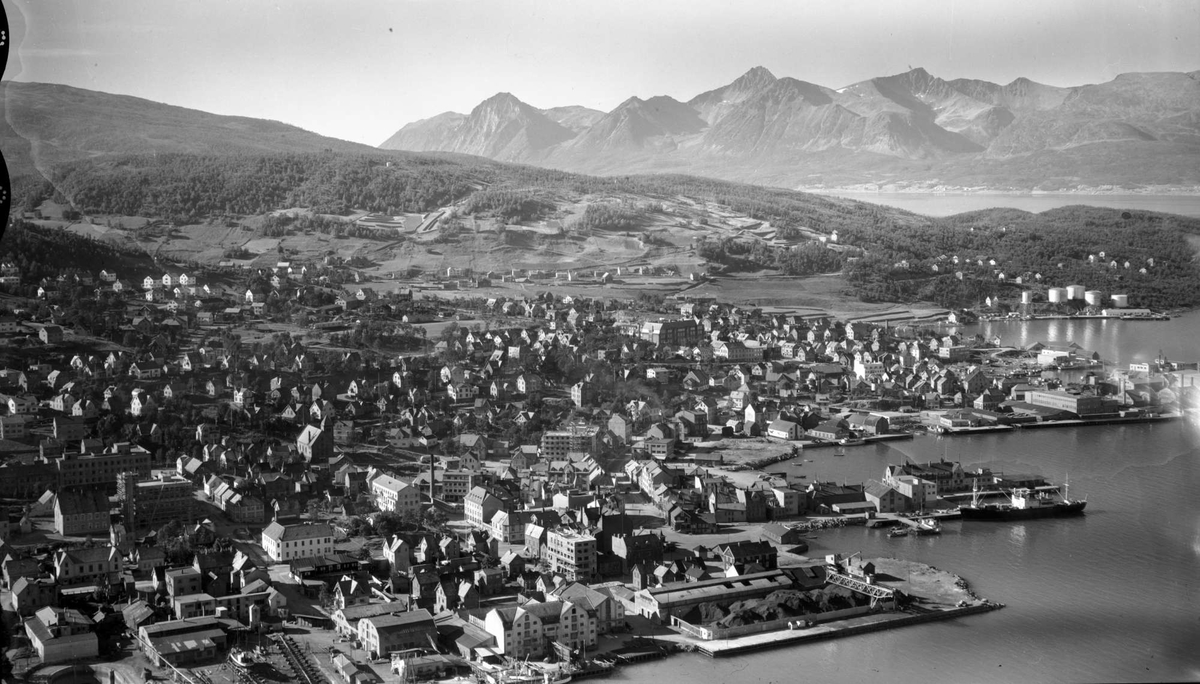Flyfoto av Harstad sentrum, med Sama og Hagebyen i bakgrunnen. - Sør ...