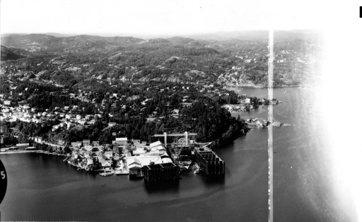 Flyfoto fra Tangen m/ bebyggelse og skipsverft 31/7. Kragerø - Telemark ...