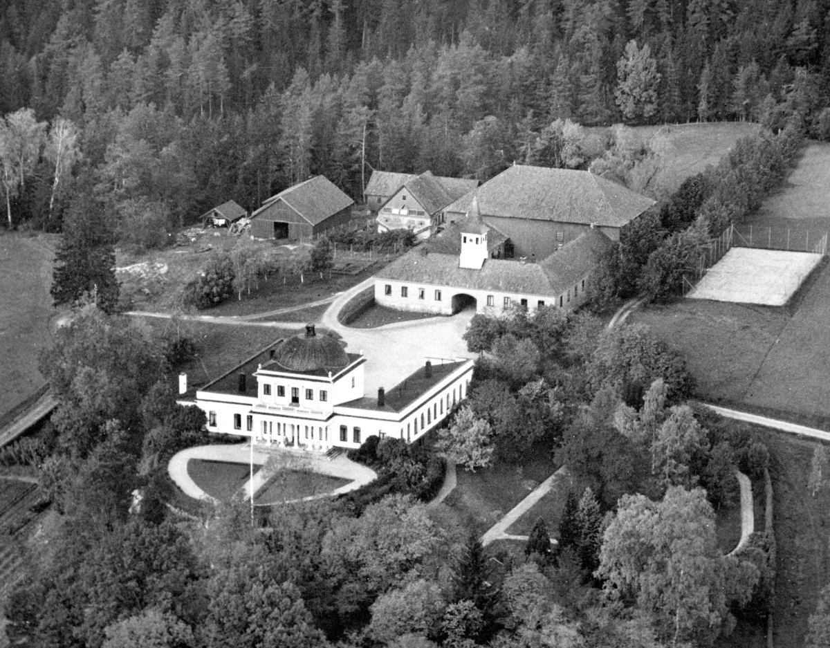 Flyfoto av Ulefos Hovedgaard: De gamle uthusene, parken og jorder ...