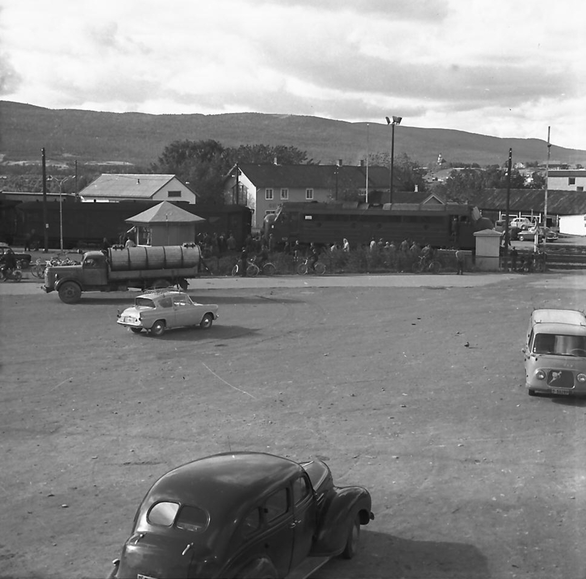 Det første diesel-lokomotivet på Tynset stasjon, torget i forgrunnen ...