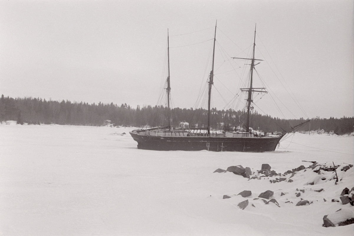 [från monteringsbasen:] "Foto Kapten Sam Svensson, Sjöhistoriska Museet ...