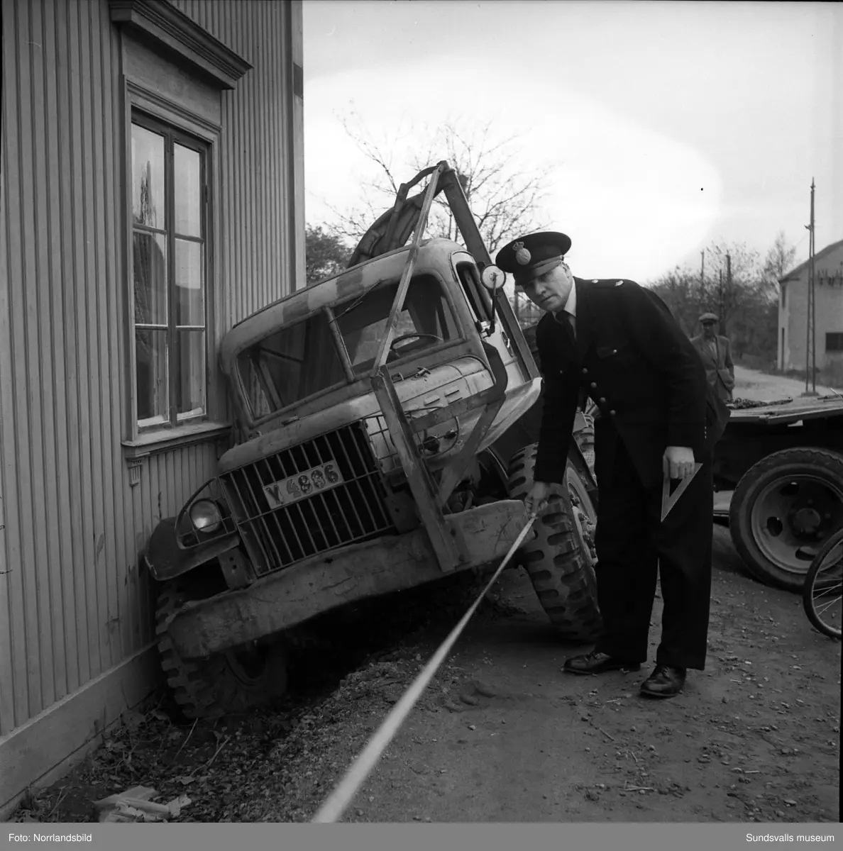 En mindre lastbil med släp har kört i diket i Mobacken, Östermalm, och ...