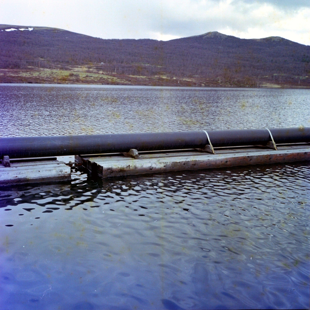 Flytende rør i Bjørndalen - Orkla Industrimuseum / DigitaltMuseum
