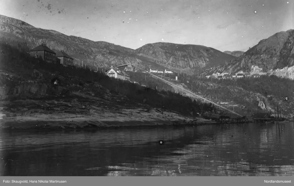 Glomfjord. En del av bebyggelsen i fjellsida. Fotografert fra fjorden ...