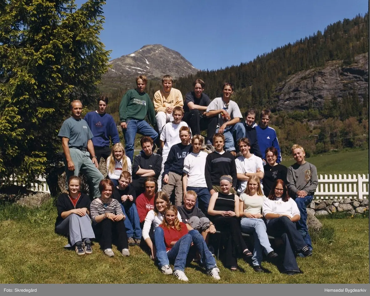 Avgangsklassen ved Hemsedal barne- og ungdomsskule i 2000. Fyrste rekke ...