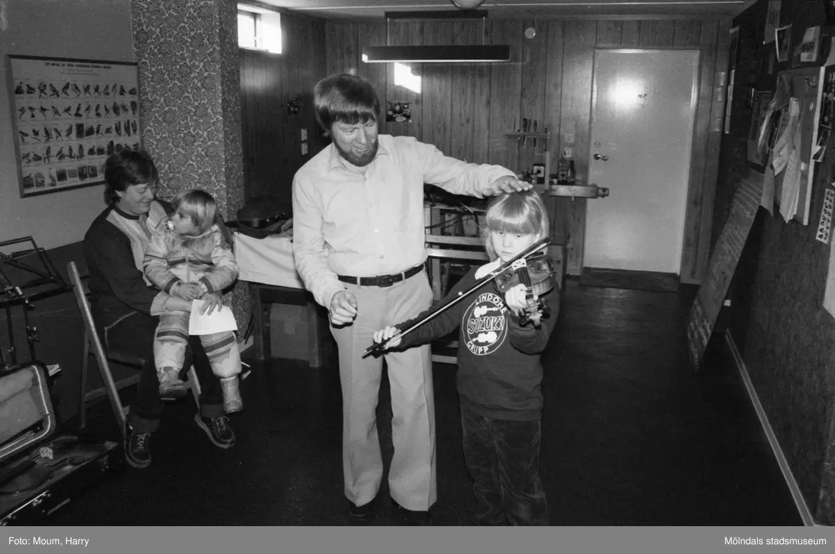 Carlo Hansen, Lindome, lär barn att spela violin enligt Suzuki-metoden ...