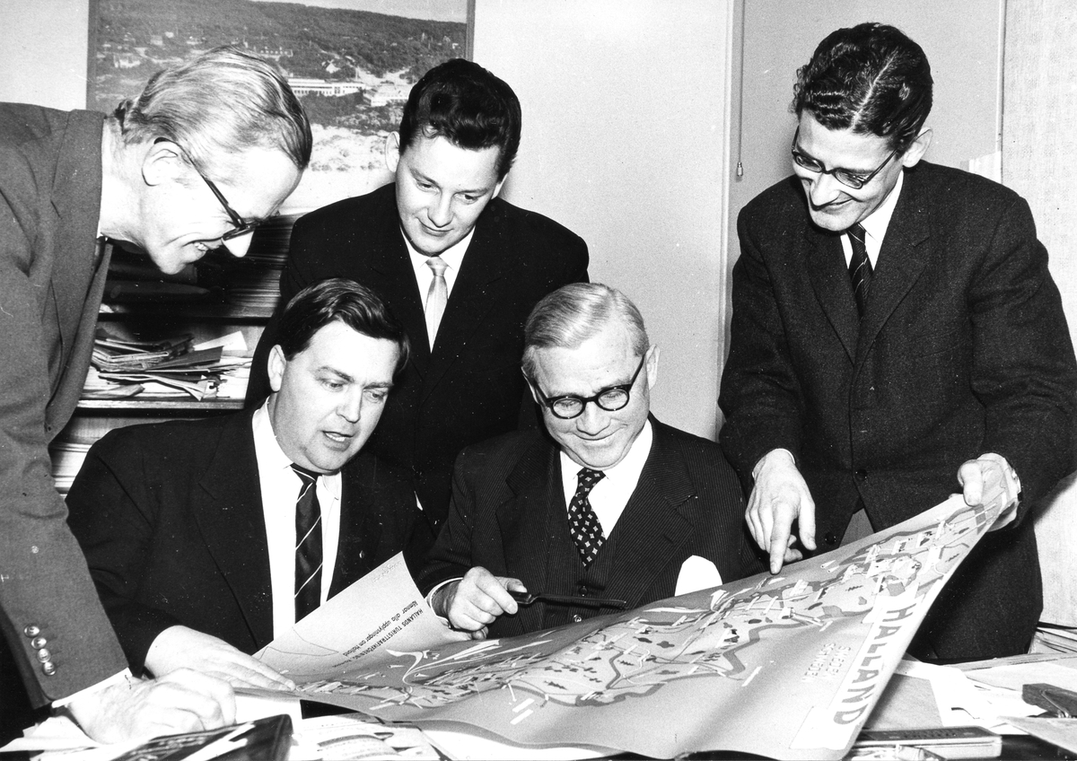 Samhälle. Samlade runt en tecknad Hallandskarta, längst till höger ...