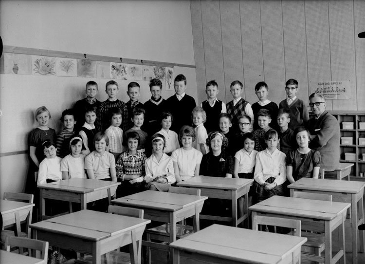 Vasaskolan, klassrumsinteriör, 30 skolbarn med lärare Nils Finnhammar ...