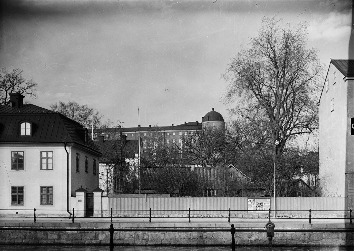 Västra Ågatan och kvarteret Munken med Uppsala slott i bakgrunden ...