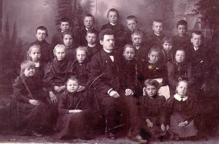 Folkskollärare Karl Johan Bohlin. Med sin skolklass. - Falbygdens ...