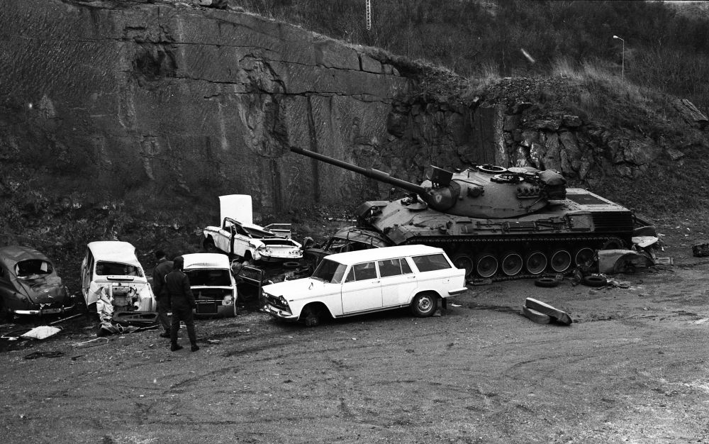 Landskap. En militær stridsvogn har startet jobben med å knuse flere ...