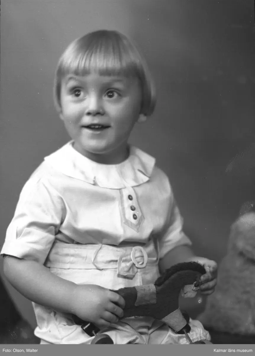 Ateljéfoto. Litet barn med leksakshäst. - Kalmar läns museum ...