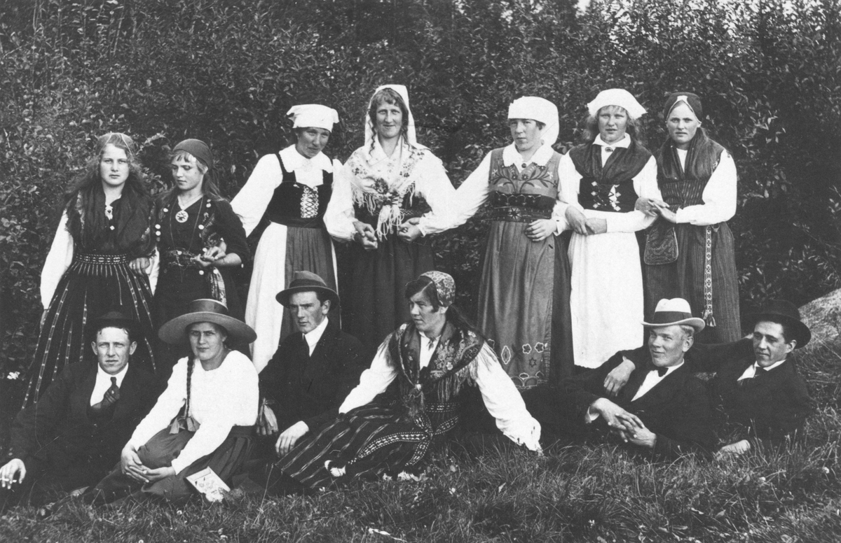 Ungdommar i Hybo omkr. 1920. Stående fr v. Anna Åsberg(g. Lorentzon ...