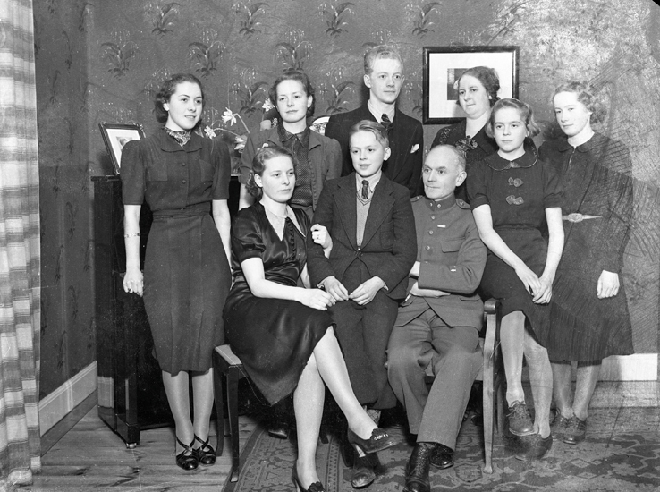 Foto av en okänd familj med sju (mestadels vuxna/halvvuxna) barn ...