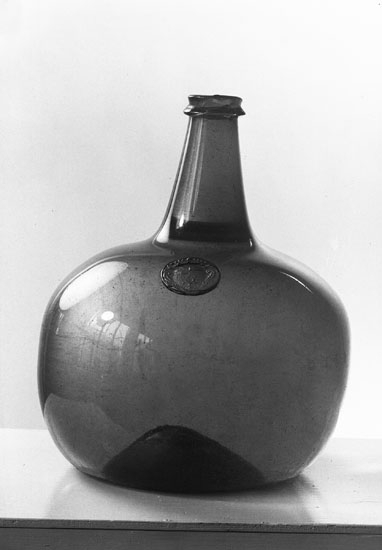 En färgad flaska från 1700-talet. Bukig modell med smal hals ...