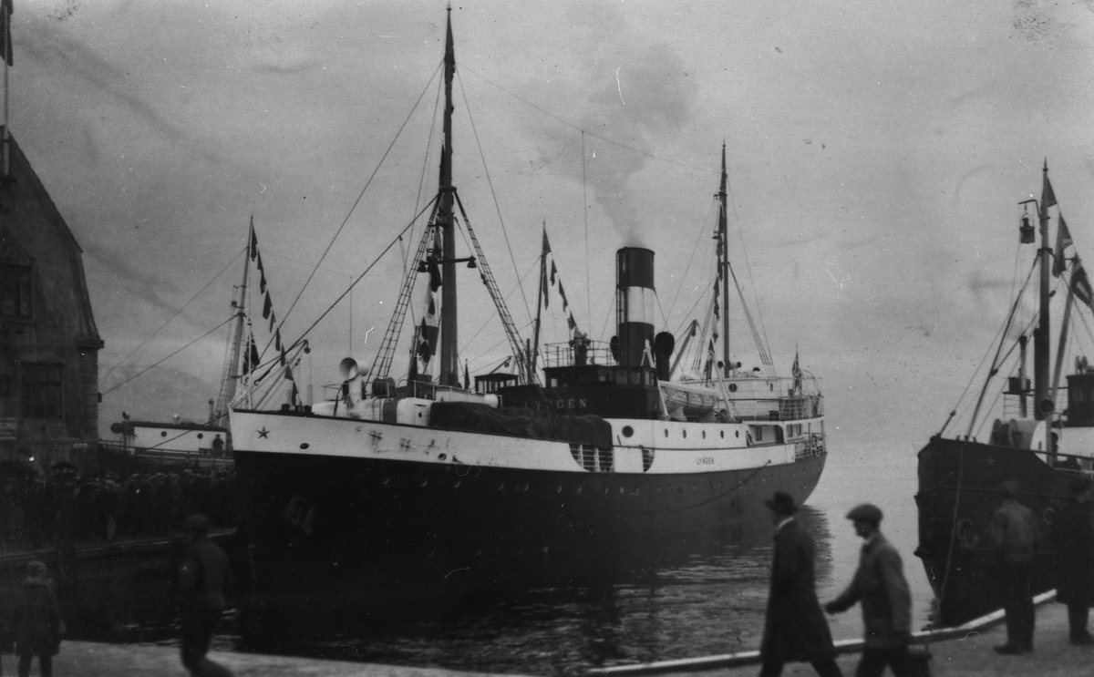 Dampskip. M/S "Lyngen" ved kai i Harstad. - Midt-Troms Museum ...