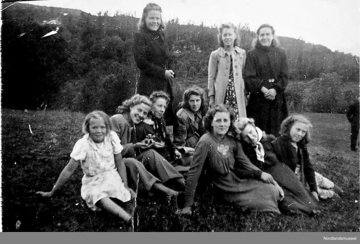 Unge damer fra Forstranda. Stående fra v.: Anny Margrethe Martinsen, f ...