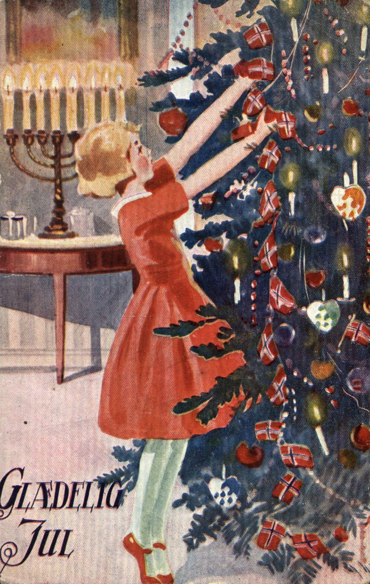 Julekort. Jule- og nyttårshilsen. Pike pynter juletre med norske flagg ...