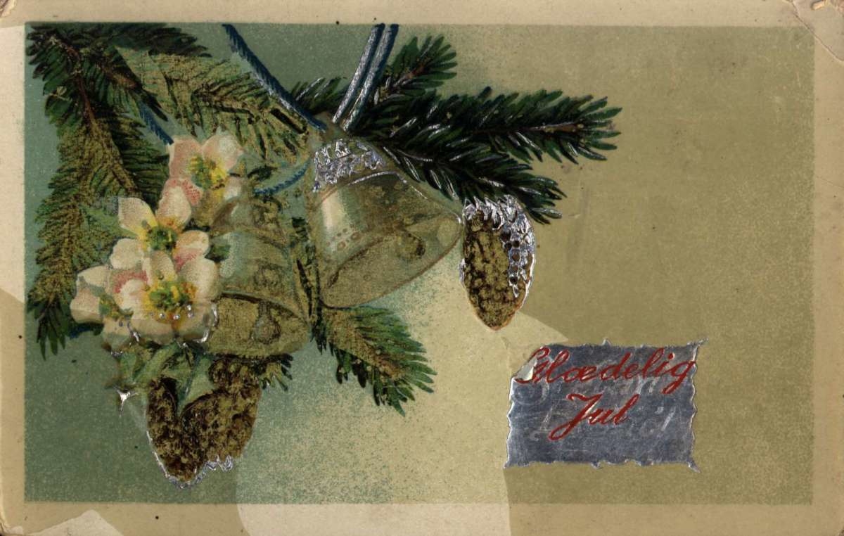 Julekort. Jule- og nyttårshilsen. Juledekorasjon med granbar, klokker ...