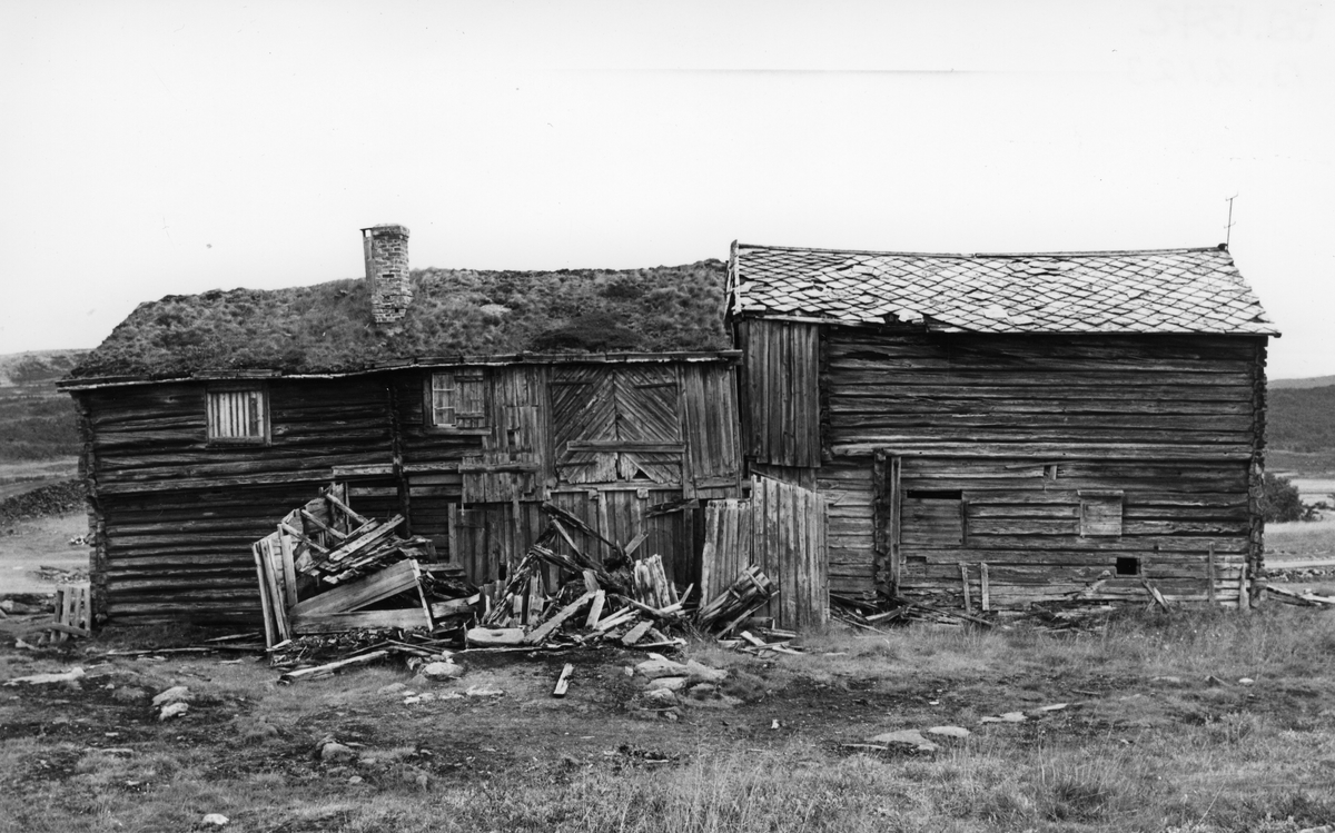 Gruvebebyggelse på Kongens gruve, Røros . Til venstre kjørarbrakka, til ...