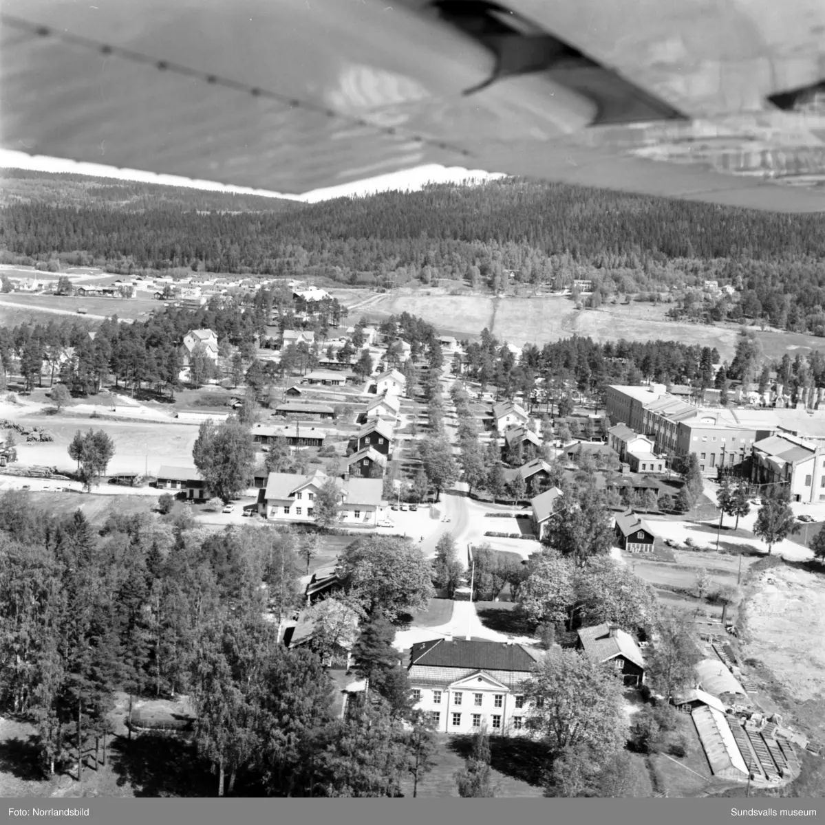 Flygfoton över Bruksgatan i Matfors. På första bilden med herrgården ...