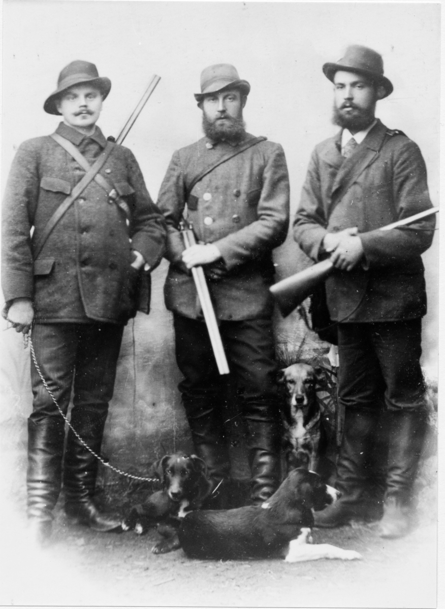 Tre jägare, Från vänster: Landsfiskal Herman Rystedt, Sundby ...