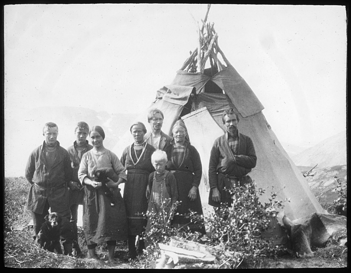 "N.500 b) Flåtefjell. Telt. Høylandet" står det på glassplaten ...