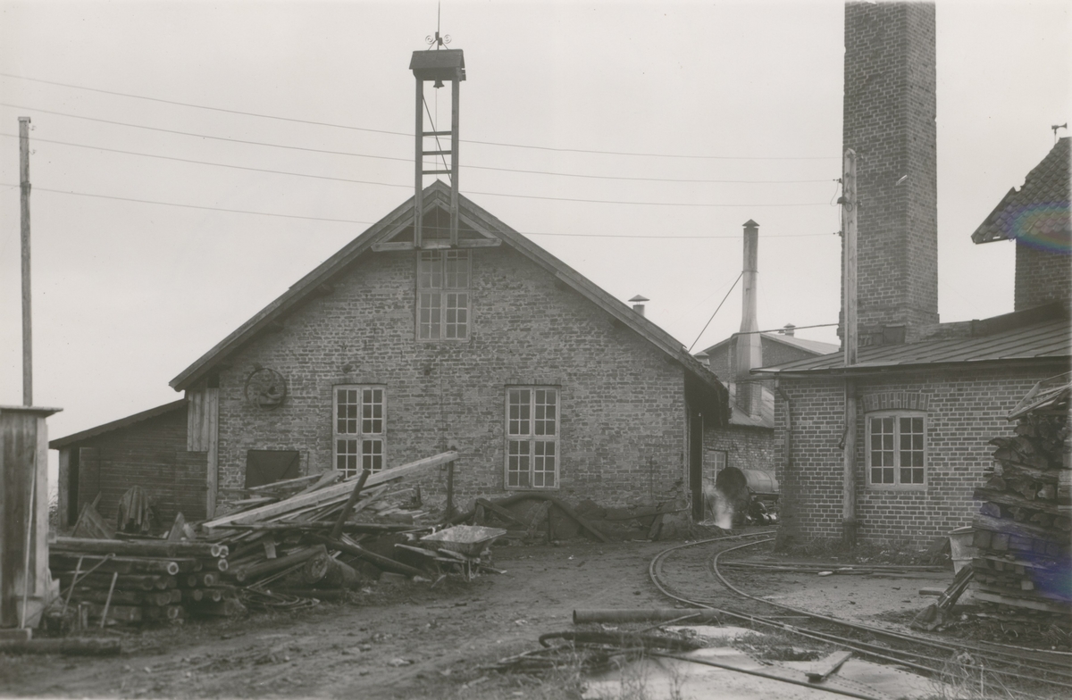 Tegelbyggnad med vällingklocka på varvet i Kalmar. - Kalmar läns museum ...