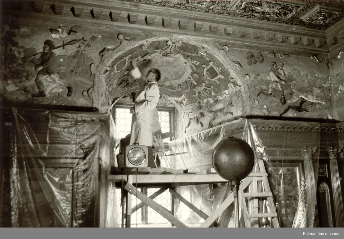 Konservator Wahlgren med assistent i arbete med provtagning i ...