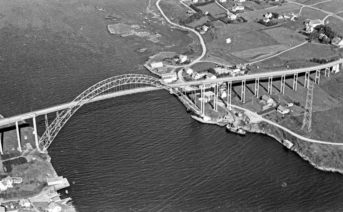 Flyfoto. Haugesund med Karmsund bru i forkant. - Haugalandmuseet ...