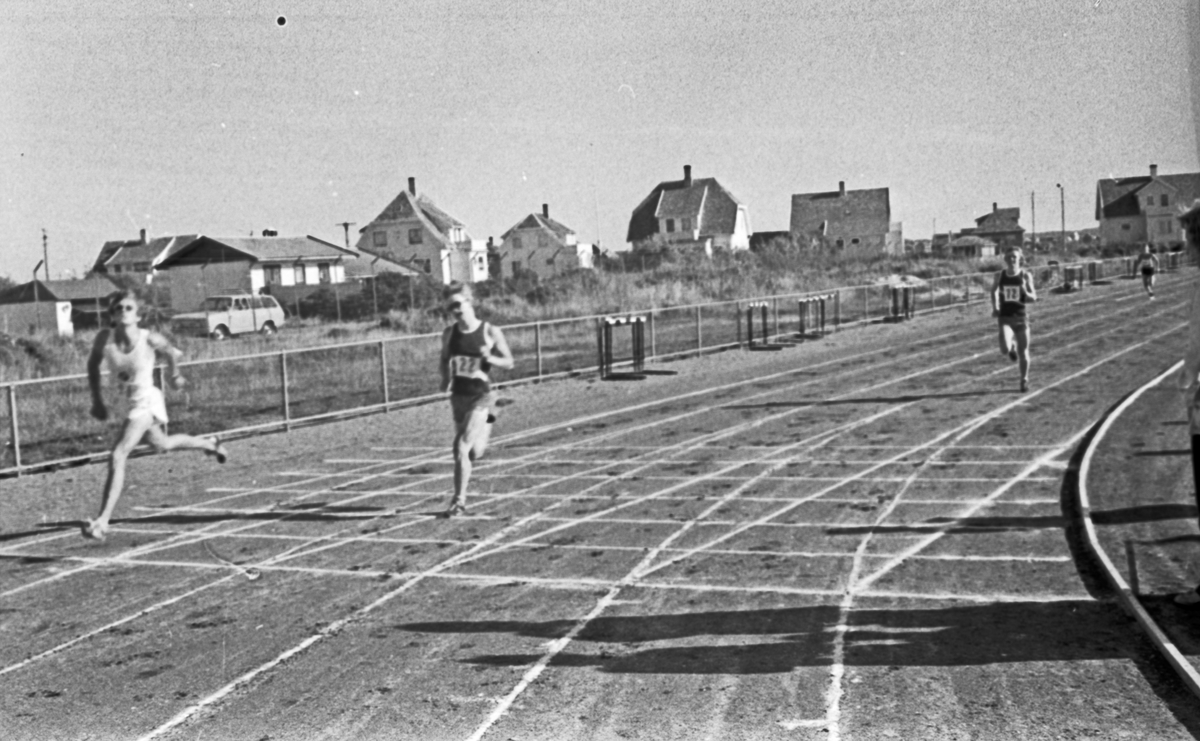 Friidrett. Lengdehopp, løp, kulestøt og høydehopp. - Haugalandmuseet ...