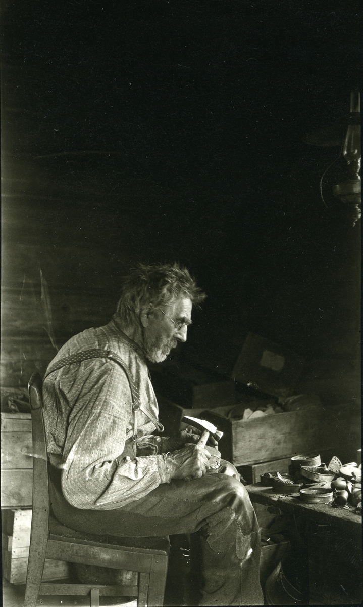 Skomaker i arbeid i Ljørdalen. Johan Embretsen Vallset (13/3 1837 ...