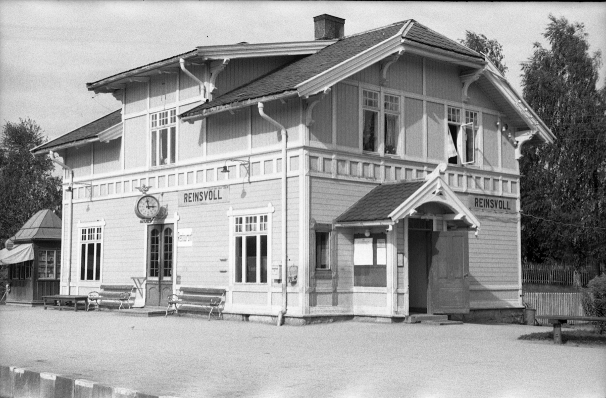 Stasjonsbygningen på Reinsvoll stasjon, august 1946. - Mjøsmuseet ...