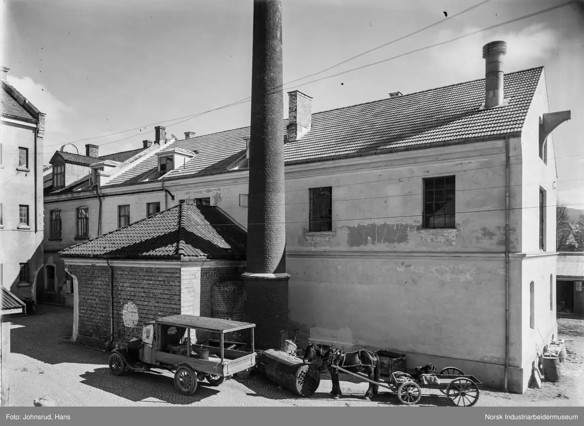 Eksteriør, Notodden meieri etter ombyggning. Lastebil og hest med vogn ...