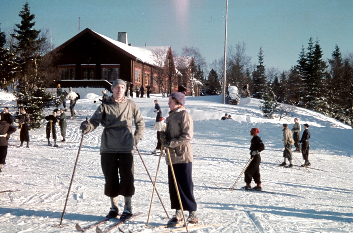 Ved Skistua i Bymarka - Sverresborg Trøndelag Folkemuseum / DigitaltMuseum