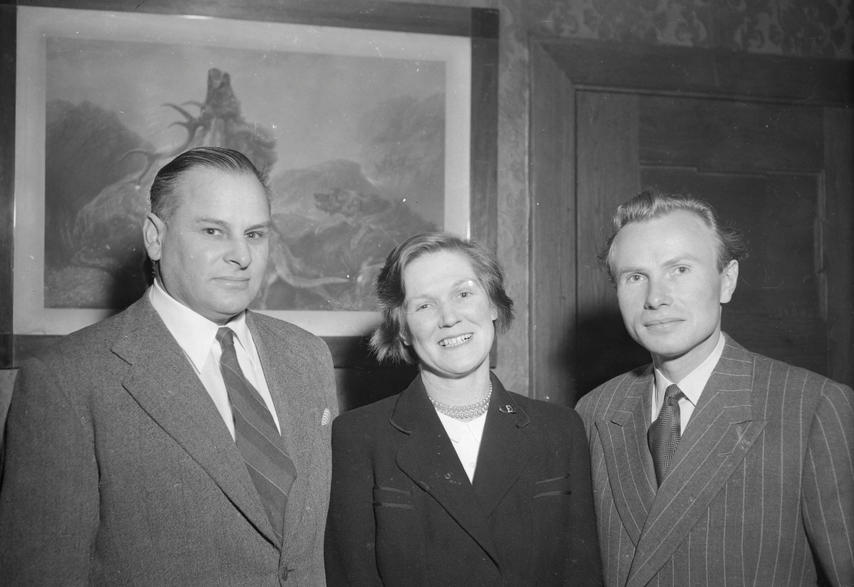 Forfatter Chester Wilmot med hustru Edith og forlagssjef Rolf Mortensen ...