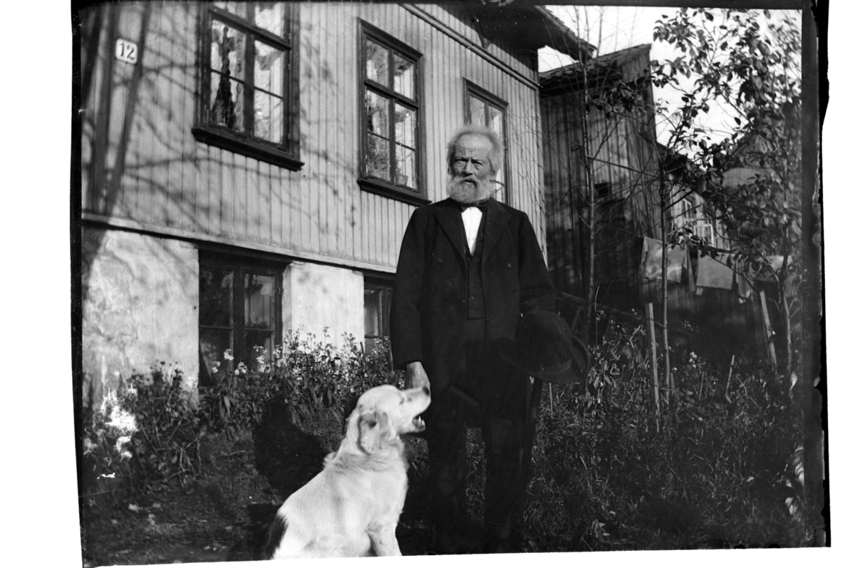 Fredrik Christian (Fritz) Sundt og hund foran bolig på Grünerløkka i ...
