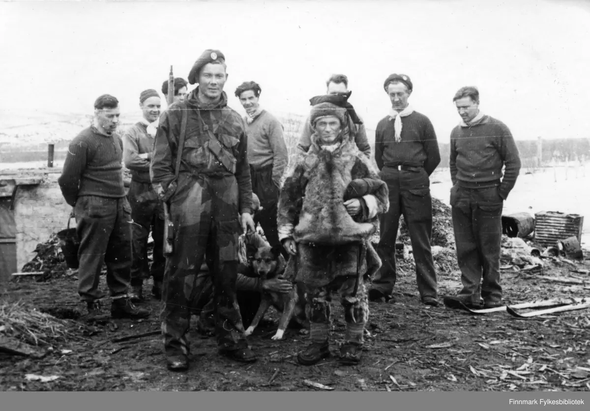 Gruppebilde. Menig soldat John Edvind Aslaksen (27.06.1920) fra ...