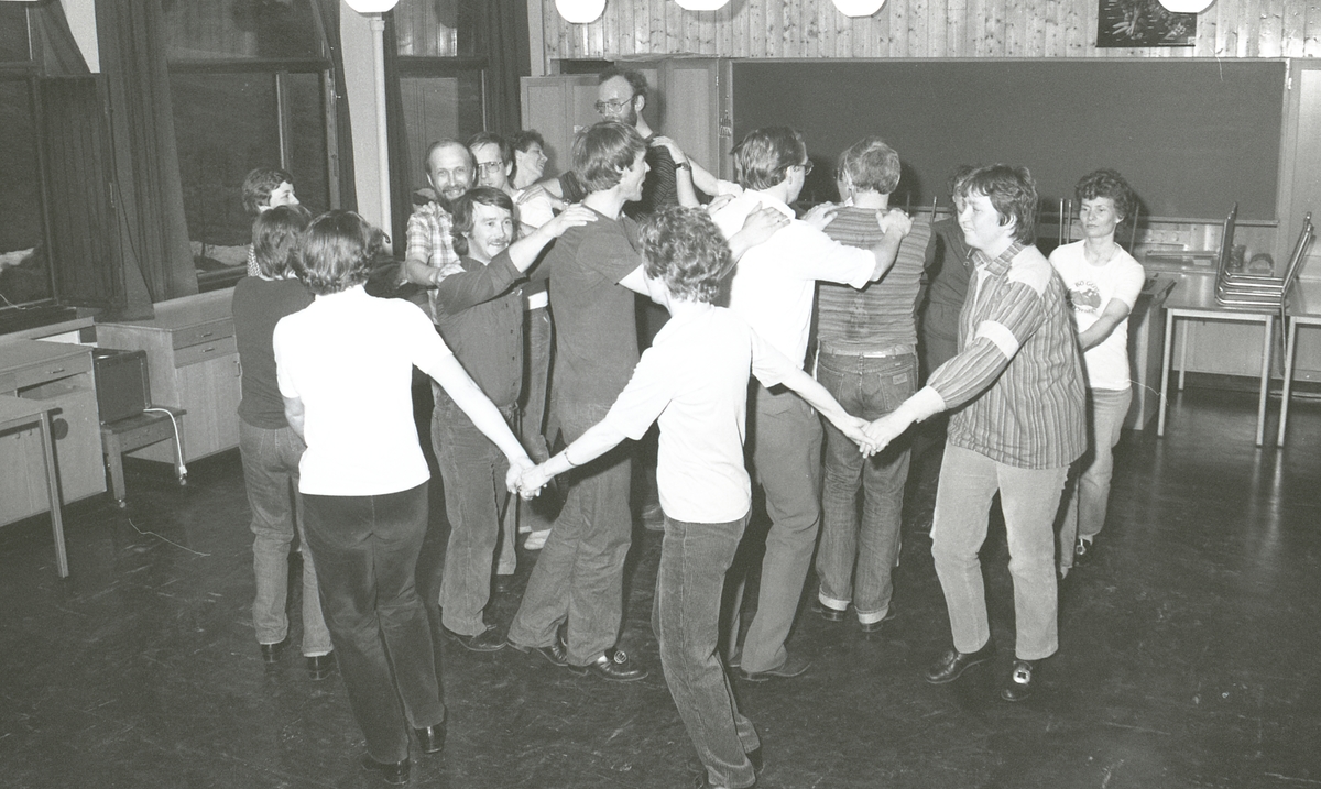 Trysil-Knut dans og spelmannslag. Hallingdans, felespill, dans og lek ...