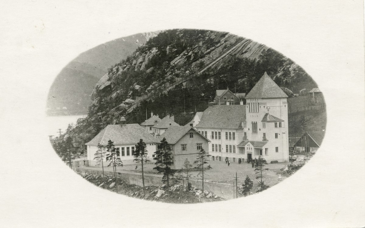 Den nye skulen i Tyssedal med gamleskulen framleis på skuleplassen ...