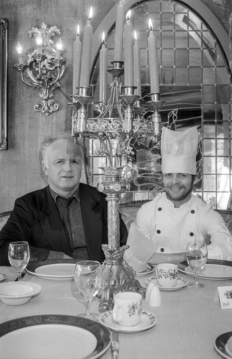 Villa Sandvigen, far John Normann Henriksen og sønn med kokkelue ...