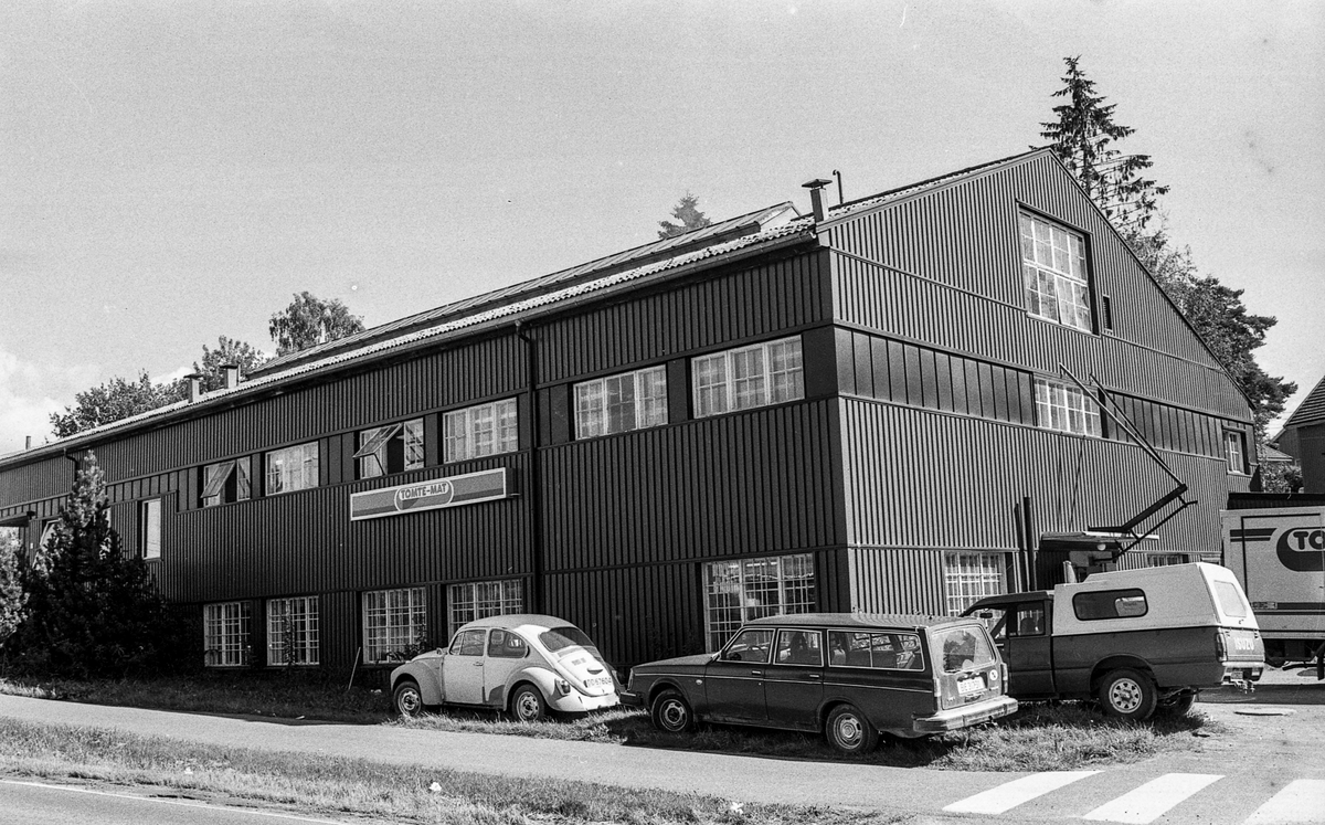 Tomte Mat i Ås med to ferdigutdannede pølsemakere. Hans Olav Skjolden ...